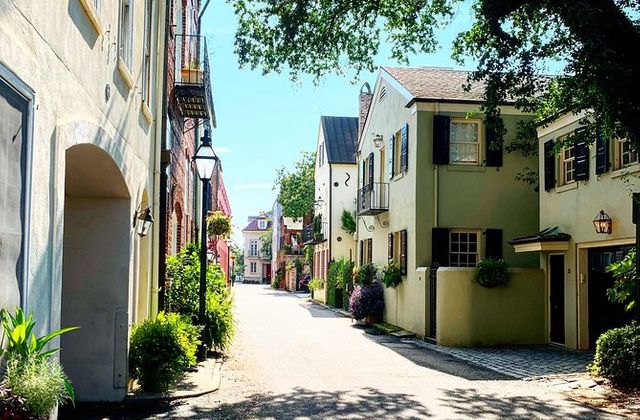 Charleston: Alleys and Hidden Passages Walking Tour | City Experiences