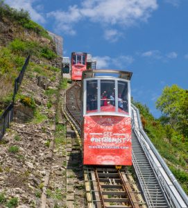 Các toa xe lửa leo núi mở tại Thác Niagara, Canada